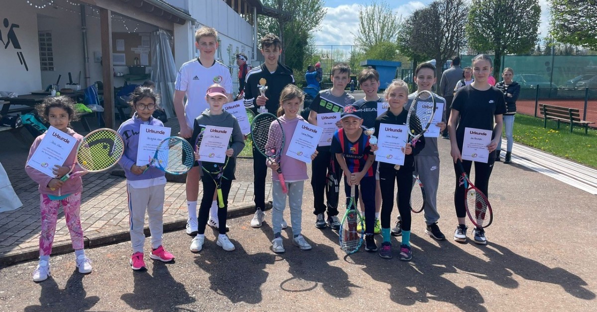 Kids eröffnen die Offinger Tennissaison mit Schleifchenturnier